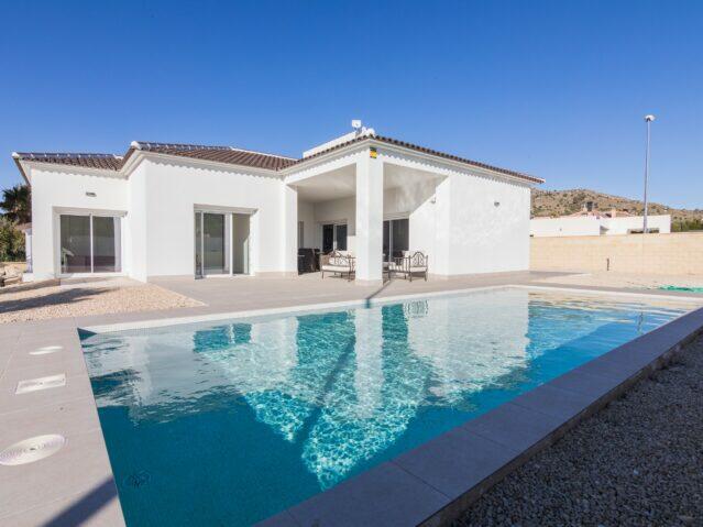 Superb new 3-bedroom villa with swimming pool in El Pinós/Pinoso